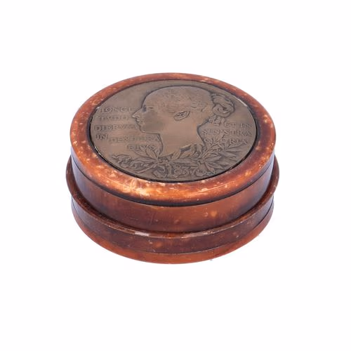 Queen Victoria Commemorative Amber Snuff Box - Tantalus Barrels & Boxes ...